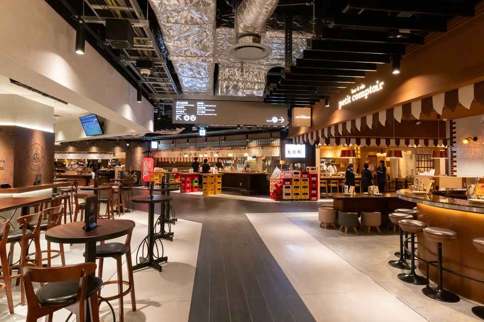 本日開業「KITTE大阪」、駅西口の新名所・JPタワー大阪の商業施設を見てきた！ - トラベル Watch