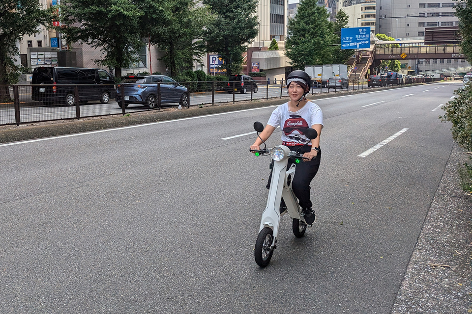 免許不要で乗れる「スマートEV特定原付モデル」試乗してきた。座って乗れるから初心者でも安心 Makuakeで先行予約発売 - トラベル Watch