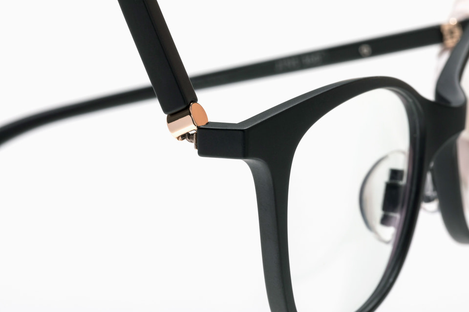 上下左右に動いてブランド史上“最も壊れにくい”ヒンジを採用したメガネ「JINS 360°」 - トラベル Watch