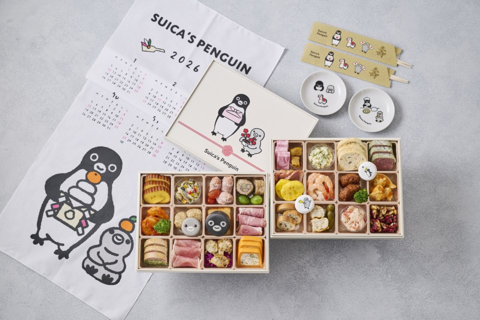 2段重に37品目「Suicaのペンギン 和洋中オードブル」。2026年干支「うま」仕様の豆皿・祝箸・手ぬぐい付き - トラベル Watch